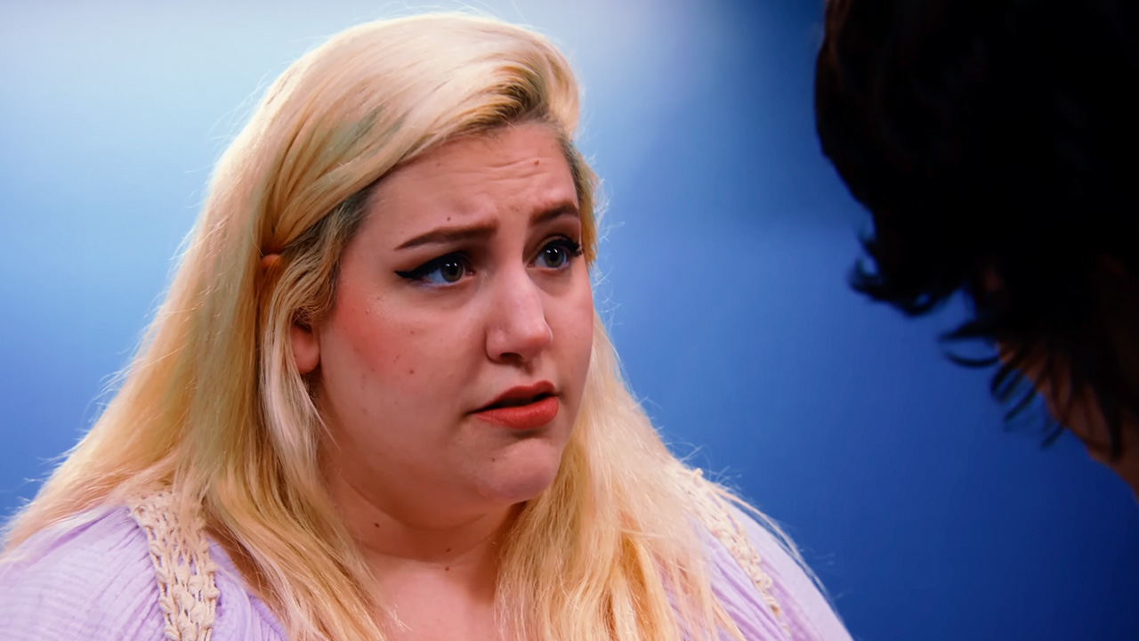 Musician uses plus size girl to pay bills