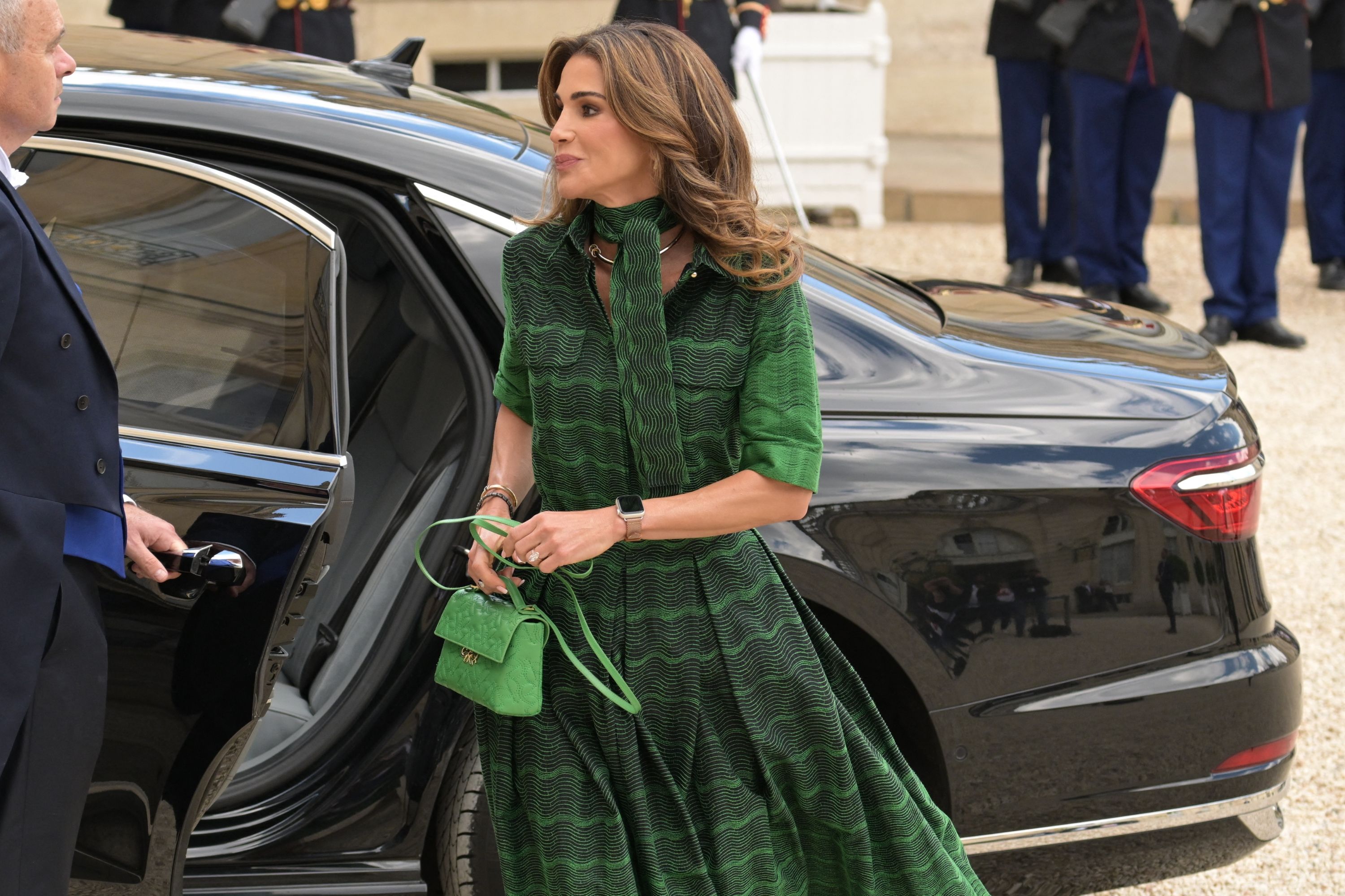 El vestido midi elegante y verde azulado que aprueba Rania de Jordania ...