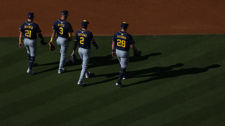 Brewers bolster pitching depth with two new free-agent signings