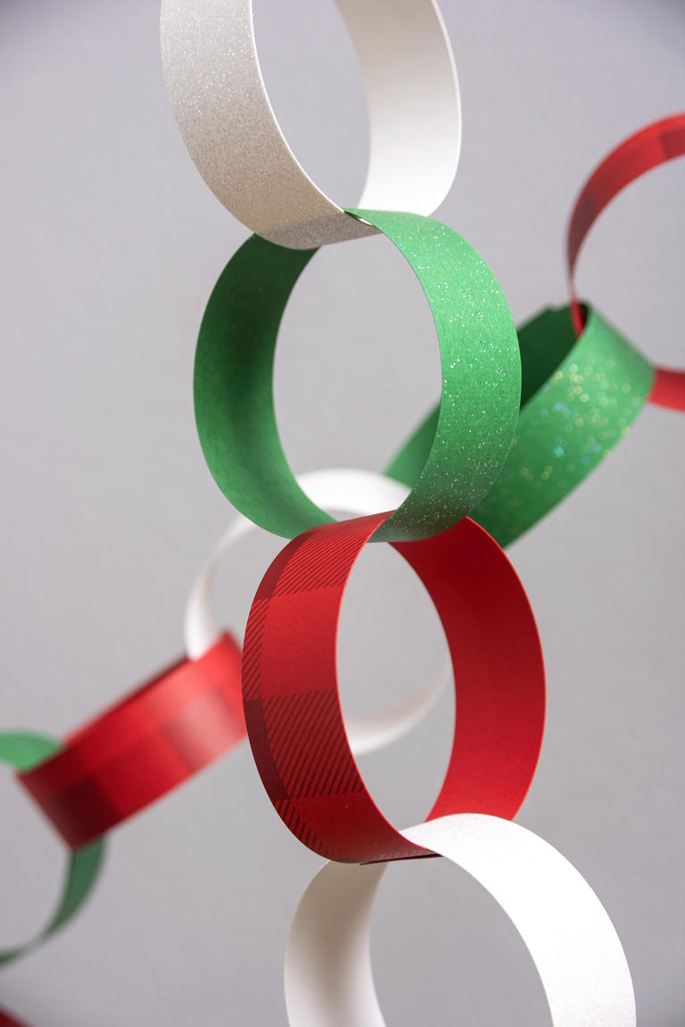 Christmas paper chain in four easy steps