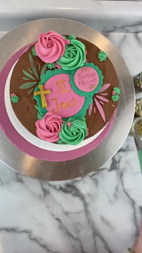 See how I decorate a chocolate cake with bold colors