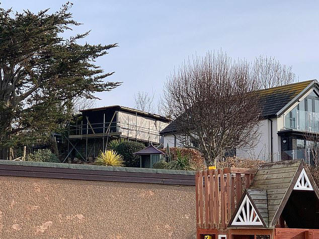 Homeowner refuses to pull down 40ft elevated garden cabin that looks ...