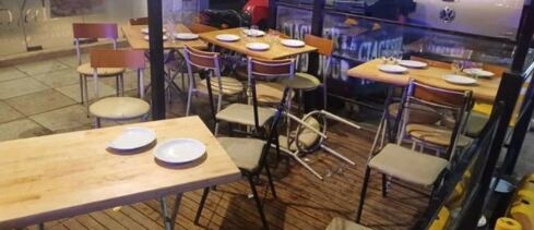 Hombre descubre a su pareja con otro y desata pelea en pizzería