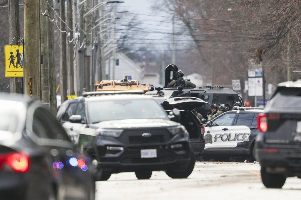 Shelter-in-place lifted after suspect, officer exchange fire in Welland ...