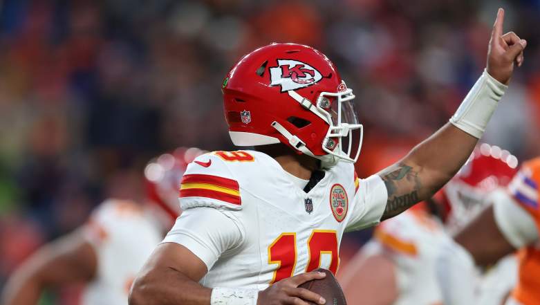 Chiefs sign former Steelers QB to active roster with Mahomes absent