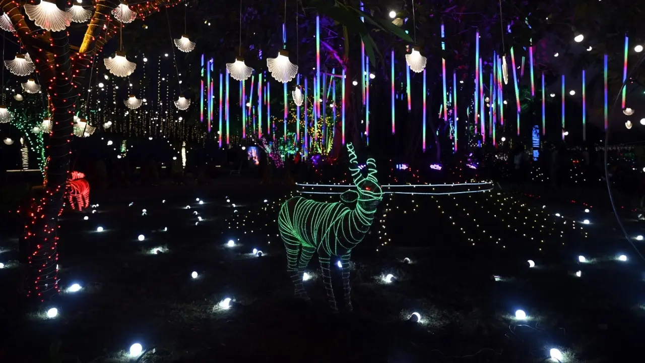 In photos Bandra Reclamation promenade in Mumbai readies for Christmas 2025
