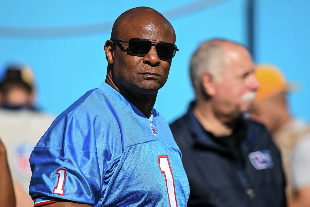 Oilers legend's post-NFL act? Passing knowledge to Black QB brotherhood.