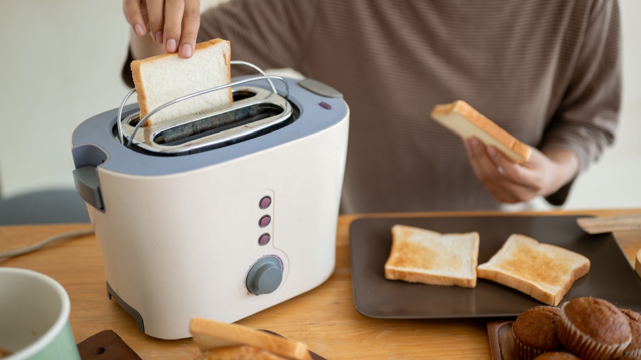 The skinny on the amazing slim toaster saving my counter space
