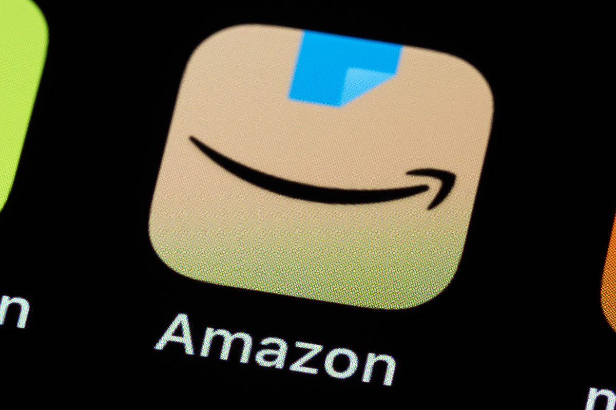 Amazon is selling a $198 Michael Kors clutch for only $99 that's ...