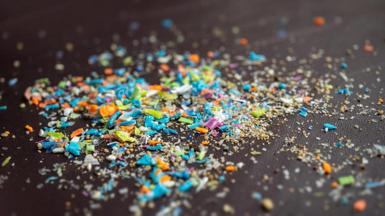 Your washing machine releases hundreds of grams of microplastics a year ...
