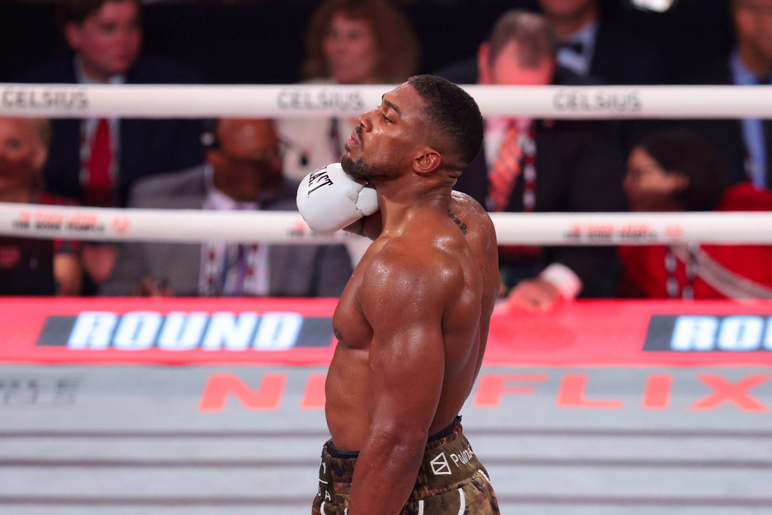 Woman tried so hard to get an Instagram photo with Anthony Joshua