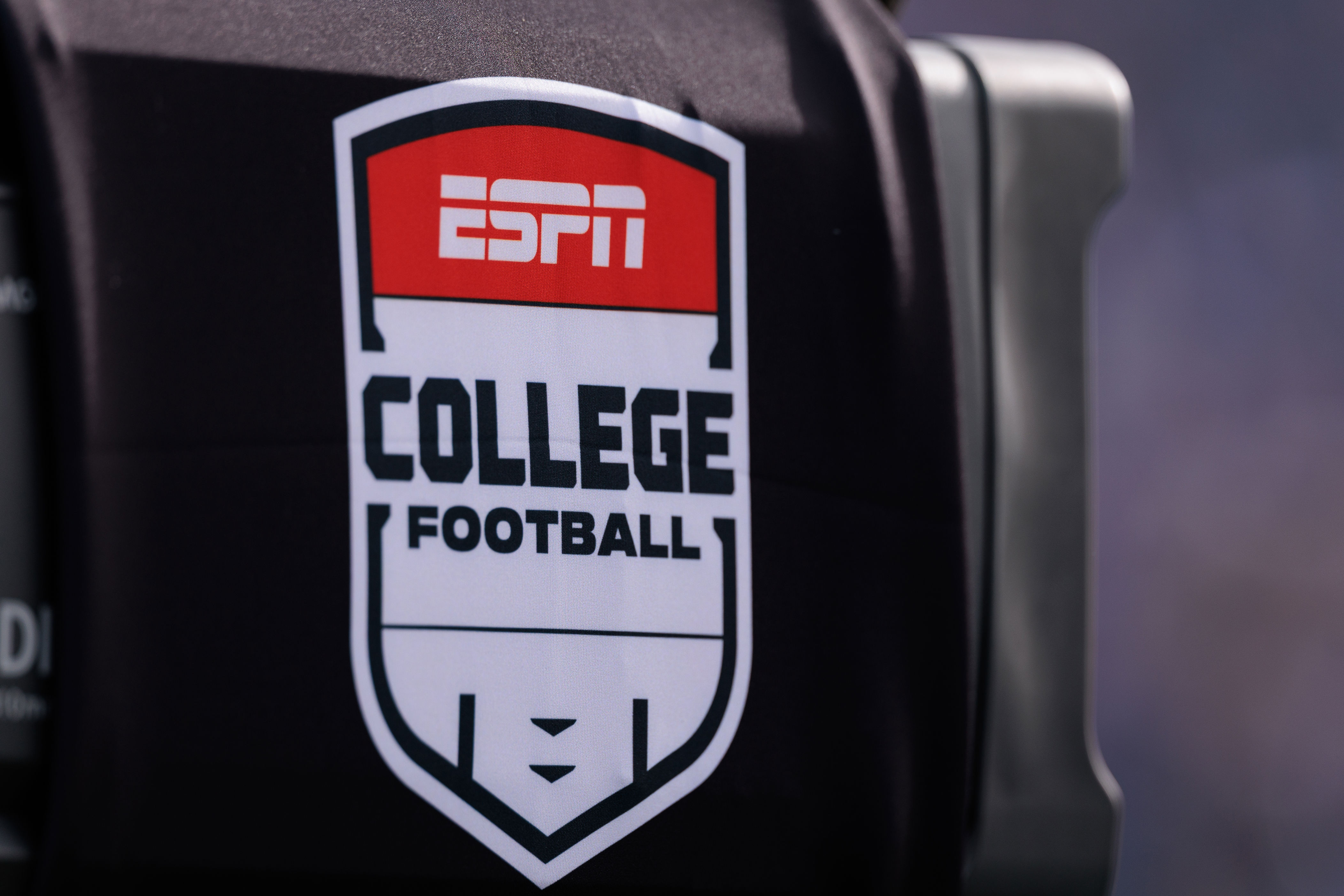 9,200-yard quarterback enters transfer portal in shocking move