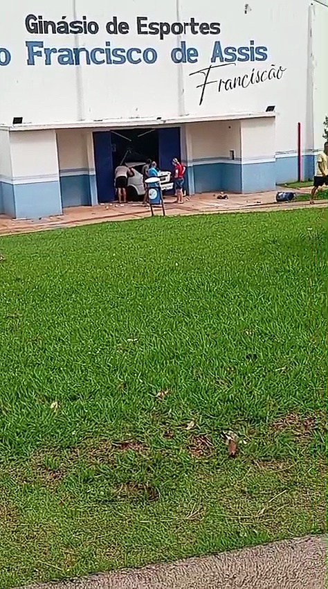 Condutor perde controle do veículo e invade ginásio de esportes em ...