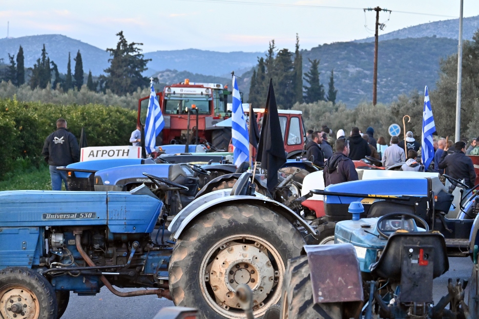 Αγροτικά μπλόκα σε όλη τη χώρα: Πού υπάρχουν αποκλεισμοί και ποιες οι ...