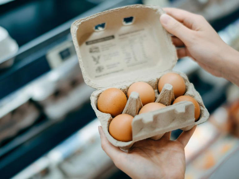 Von wegen nett: Darum werden Eierkartons an der Kasse geöffnet