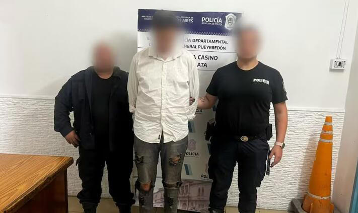 Hombre descubre a su pareja con otro y desata pelea en pizzería