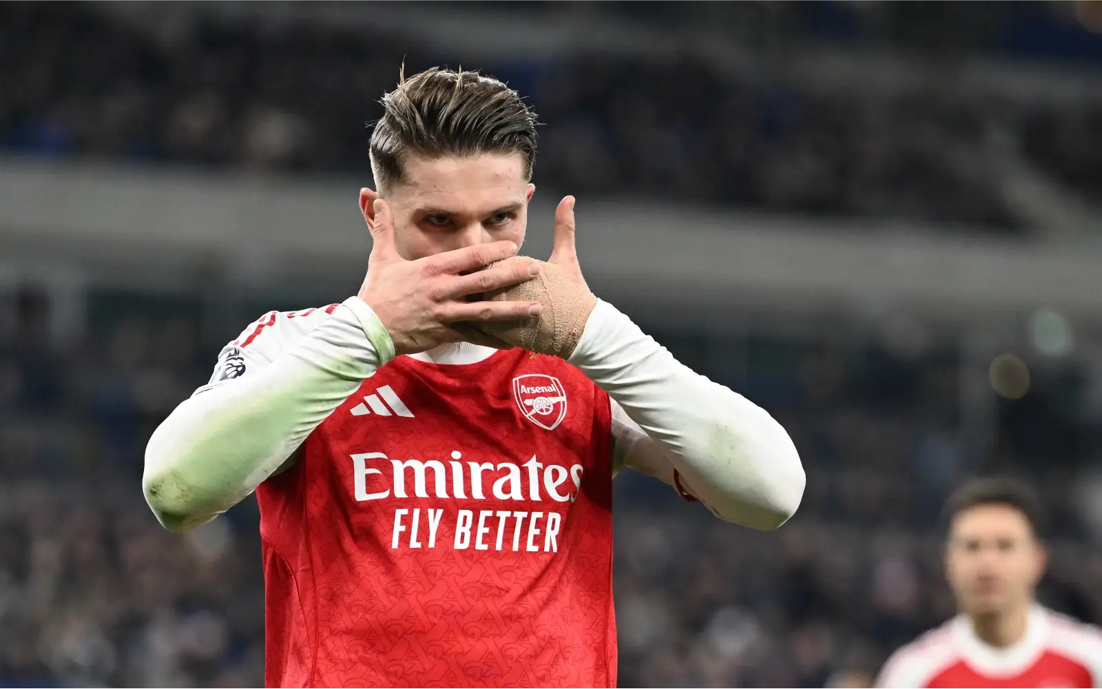 Arsenal stay top despite Man City win, Liverpool beat 9-man Spurs