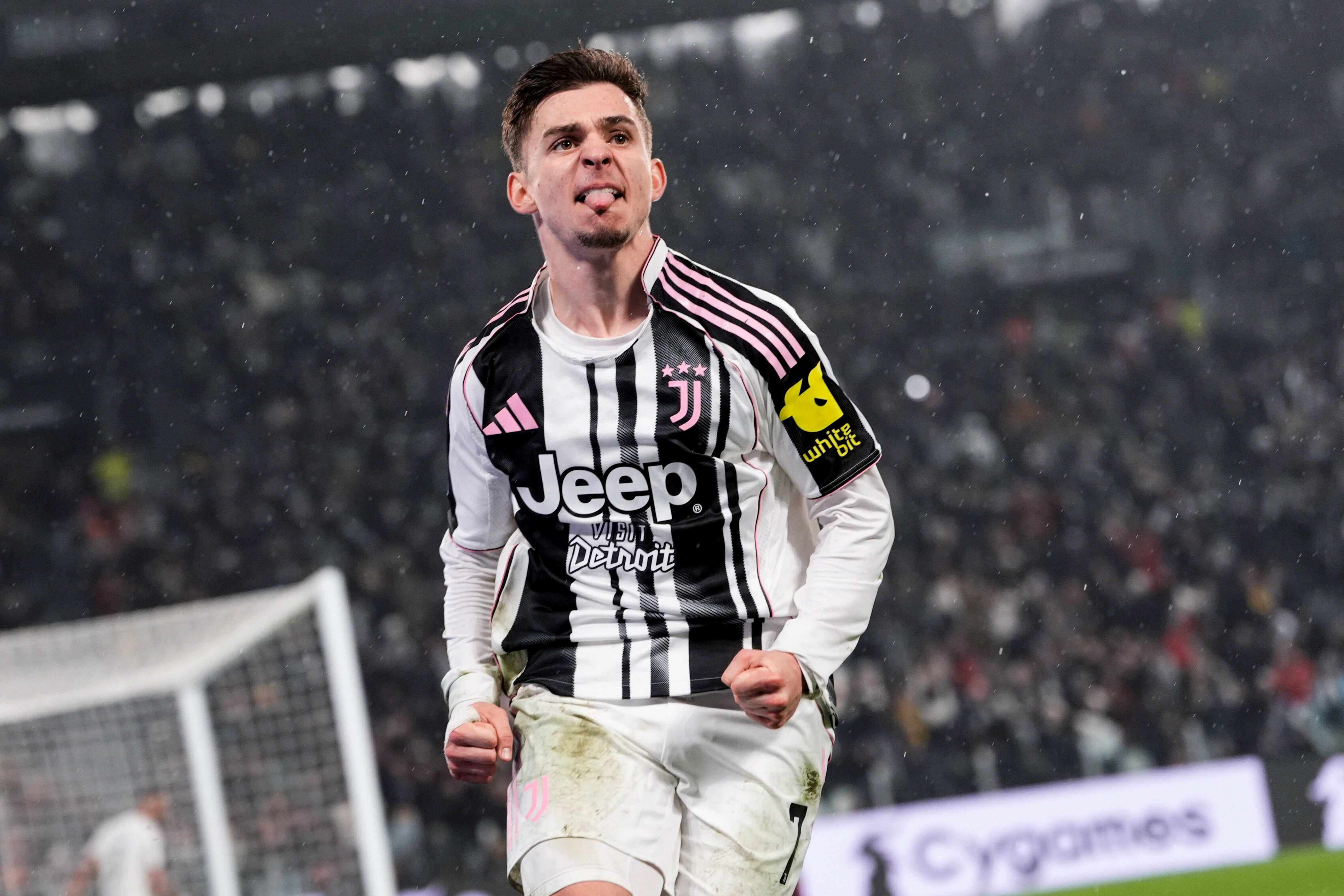 Juventus beats Roma 2-1 to move within a point of top four in Serie A