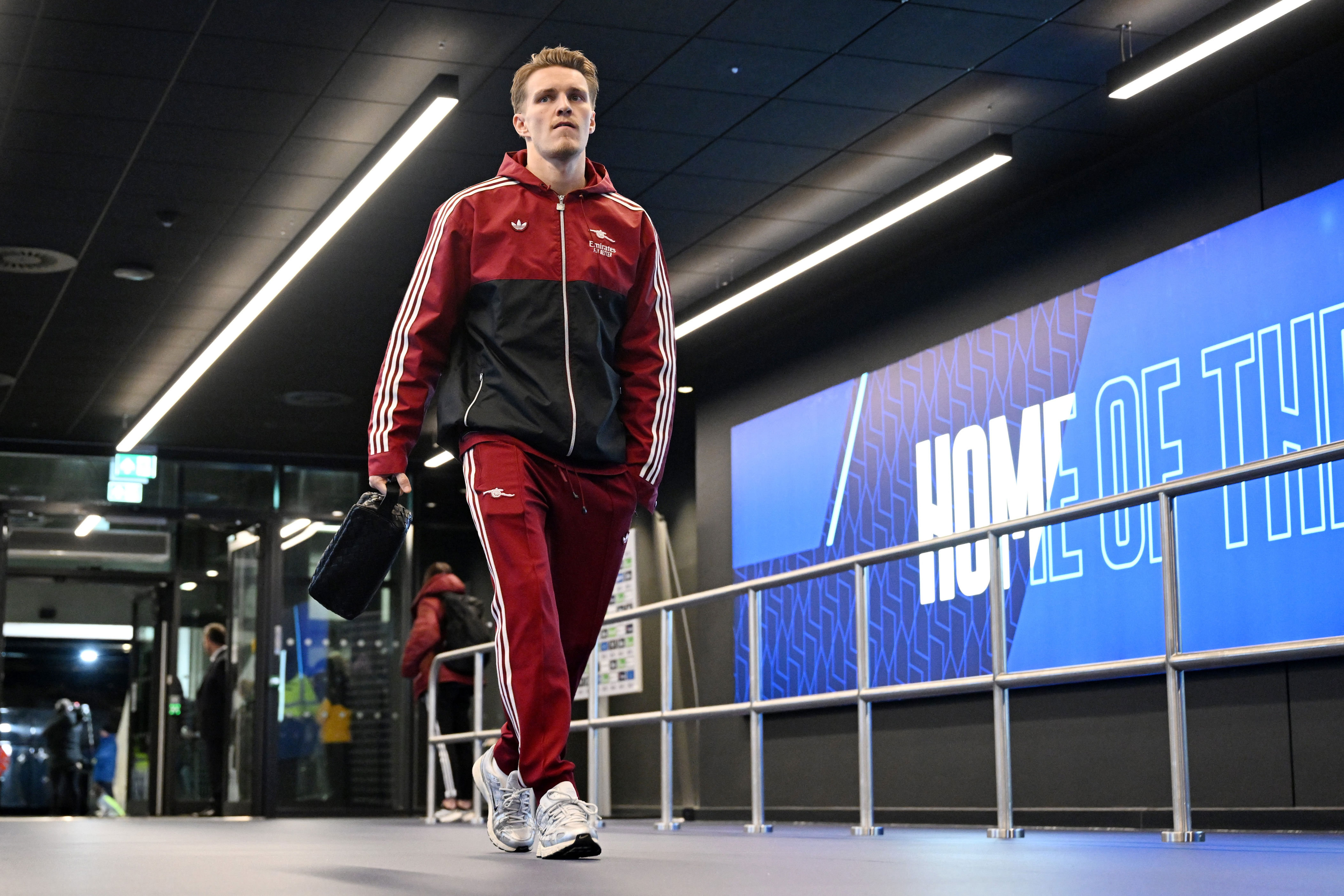 Arsenal eke out win at Everton to return to top of Premier League tree