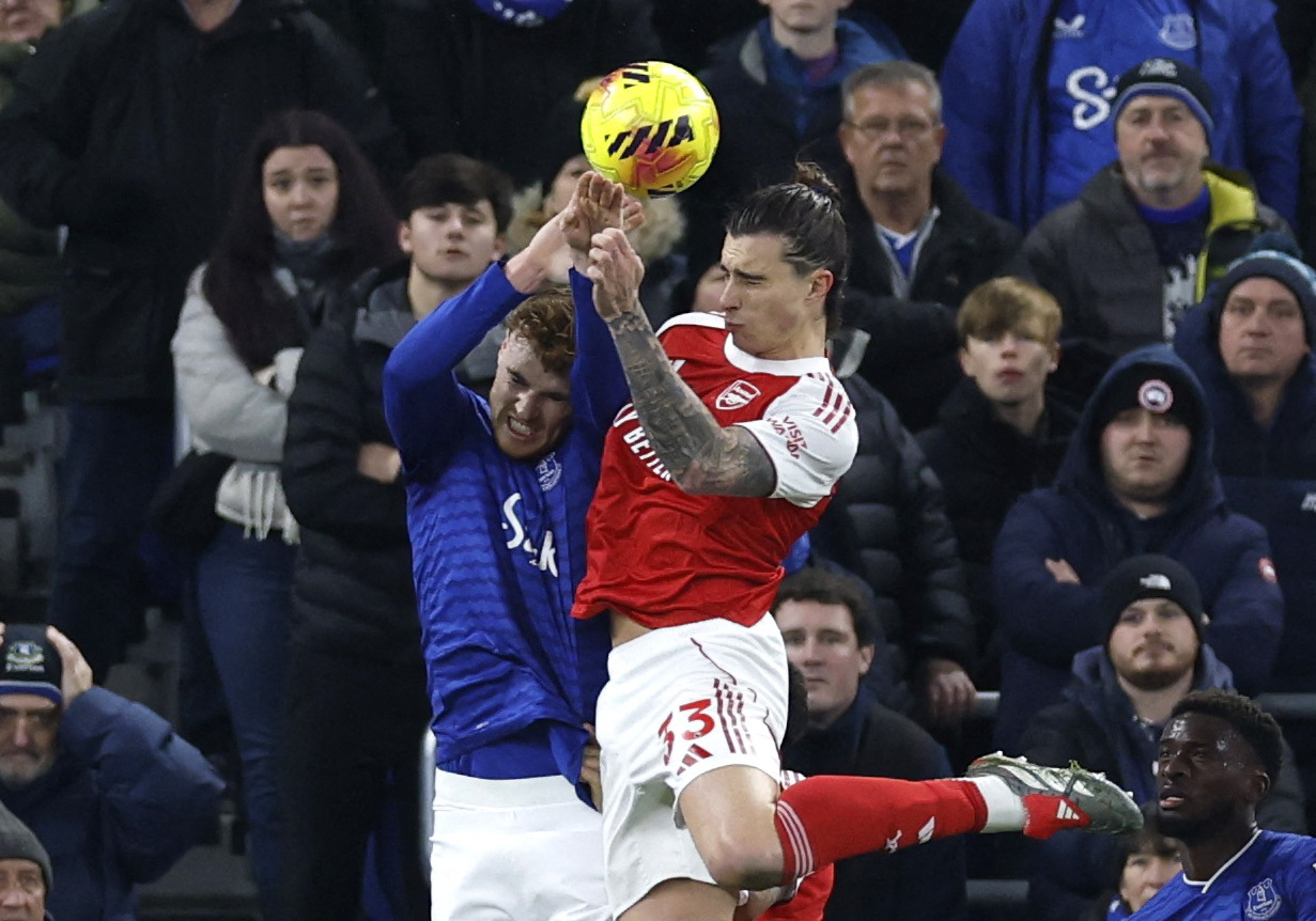 Everton 0-1 Arsenal: Gunners victorious after nervy finish - Live