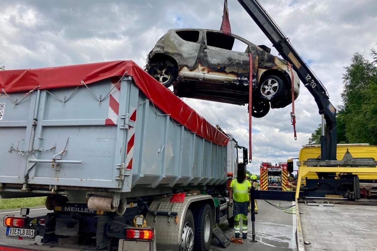 Feuer während der Fahrt: E-Auto brennt auf A3 aus - Fahrer schwer verletzt