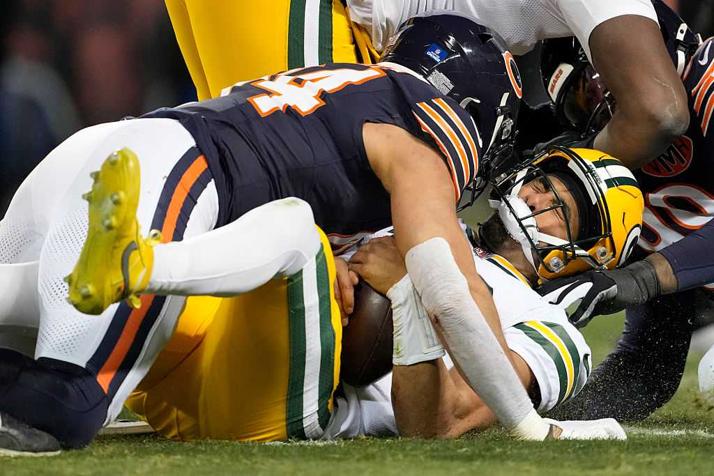 Packers QB Love suffers concussion against Bears, ruled out