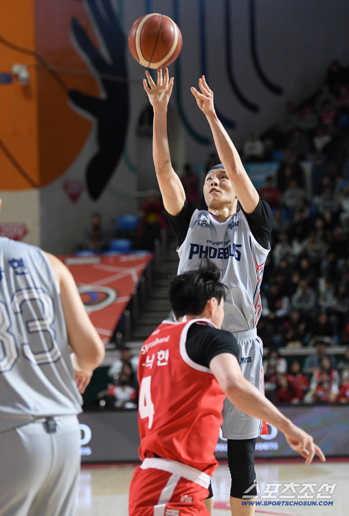 Jung Joon-won tries a middle-range shot