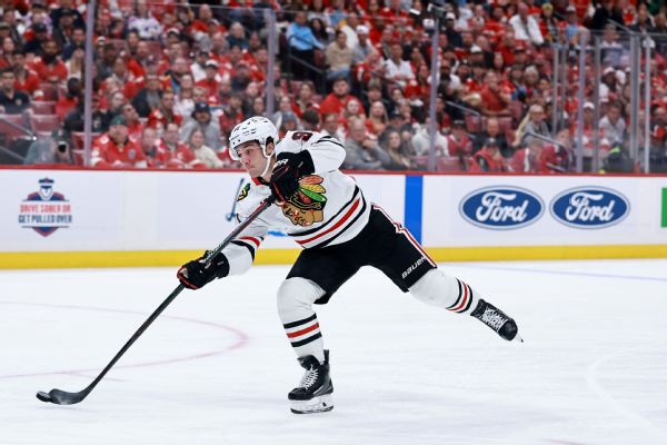 Blackhawks' Frank Nazar hit in face by puck vs. Senators, out 4 weeks