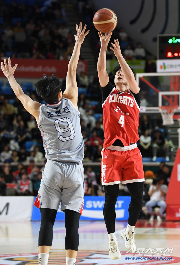 Kim Nak-hyun tries a middle-range shot