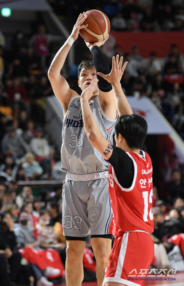 Lee Seunghyun is trying to shoot mid-range shots