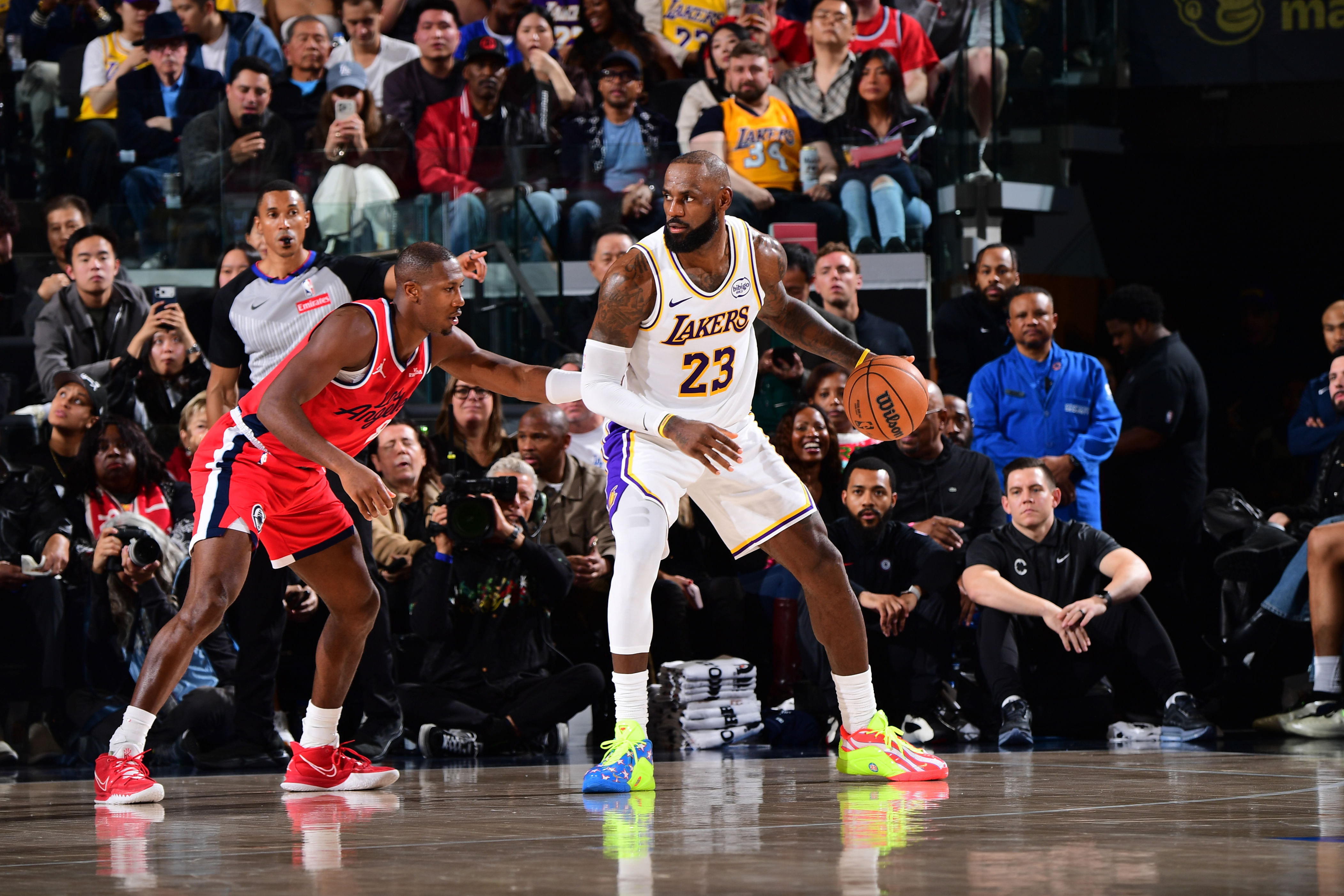 Depleted Lakers fall in wire-to-wire loss to Clippers