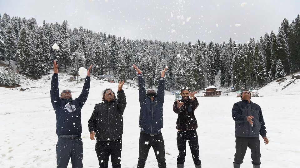 Watch | Gulmarg receives fresh snowfall, marks onset of Chillai Kalan ...