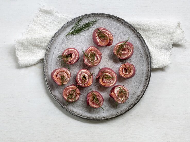 Rote-Bete-Pfannkuchenröllchen mit Lachs: Fingerfood deluxe!