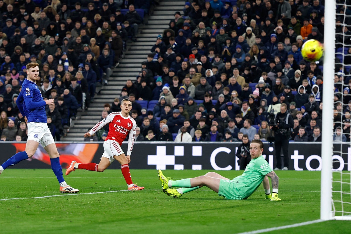 Arsenal hit post twice in bid to extend lead over probing Everton