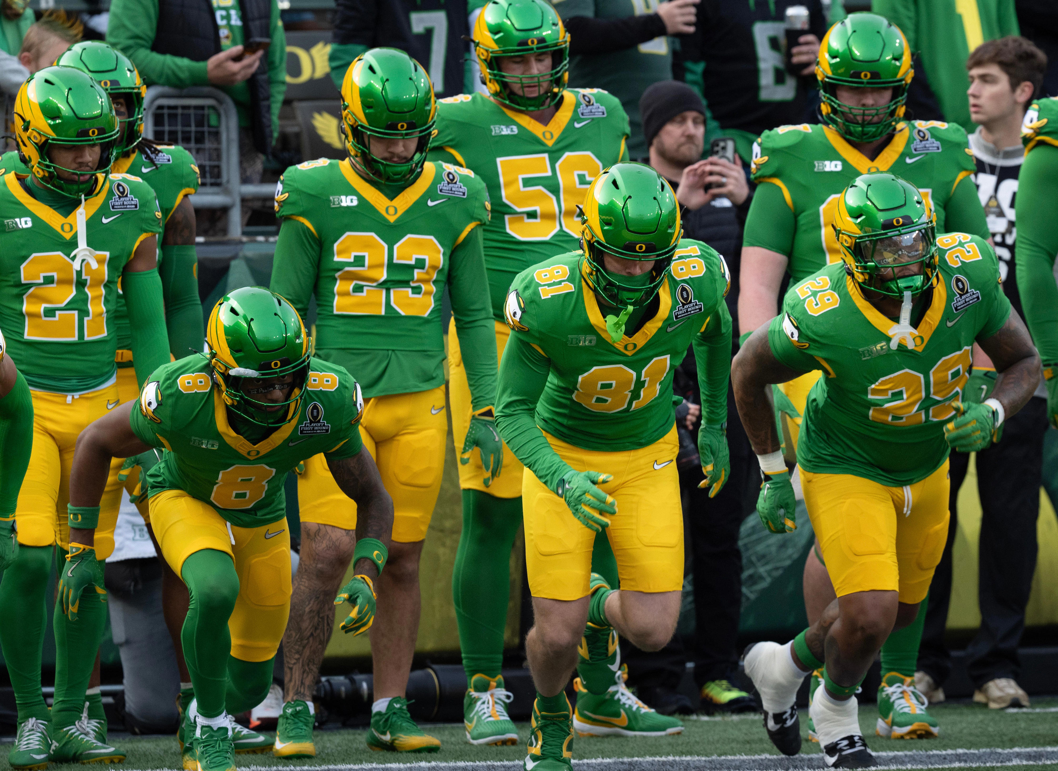 Oregon runs past James Madison to reach CFP quarters. Highlights