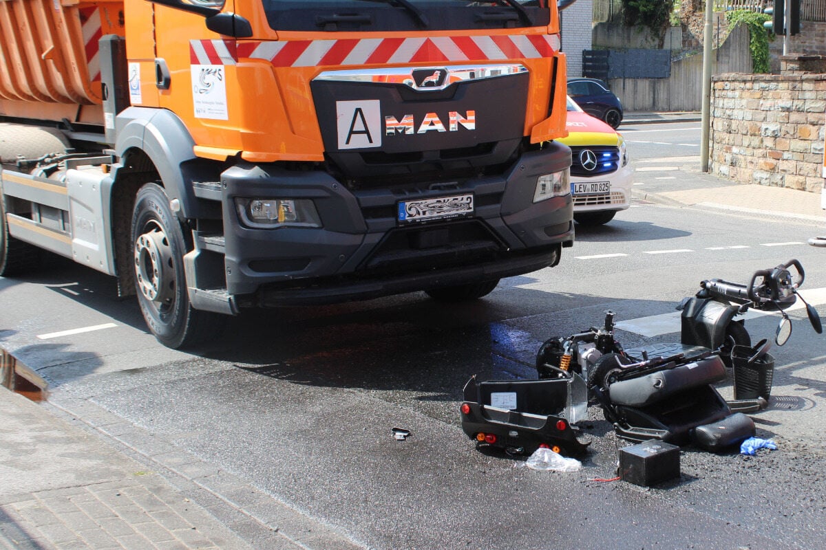 Krankenfahrstuhl von Lkw zerfetzt und mitgeschleift: Senior bleibt auf ...