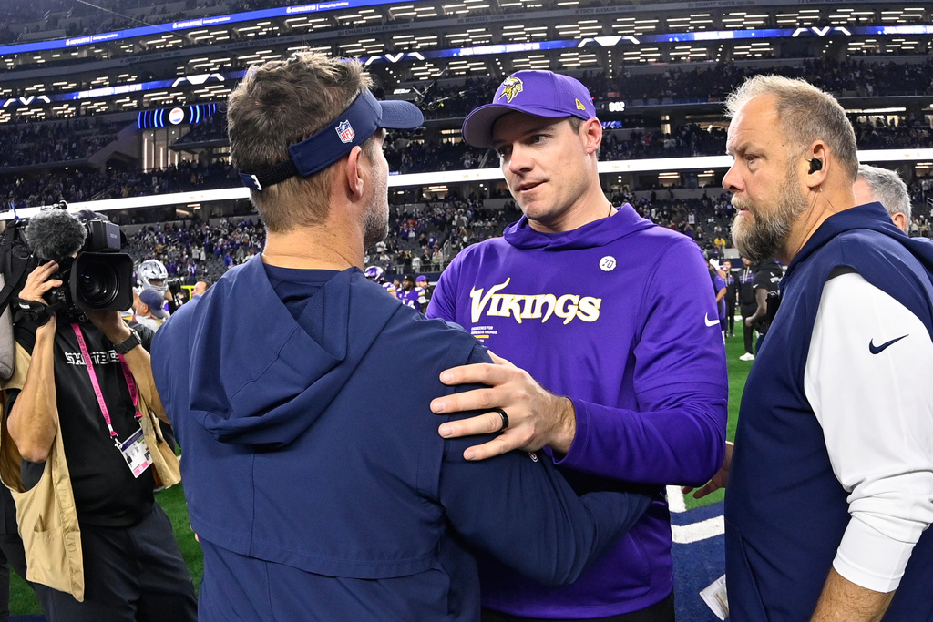 Vikings' plane turns around after mechanical issues en route to their ...