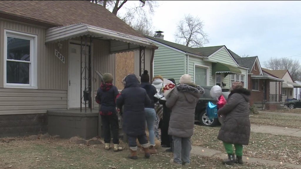 Family and friends of chef killed in Warren gather for vigil at place ...