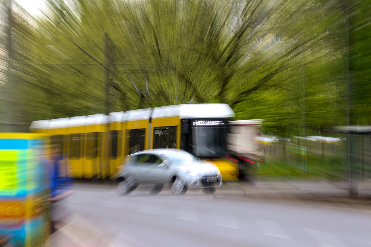 Verkehrsunfall in Mahlsdorf: BVG-Tram kollidiert mit Pkw