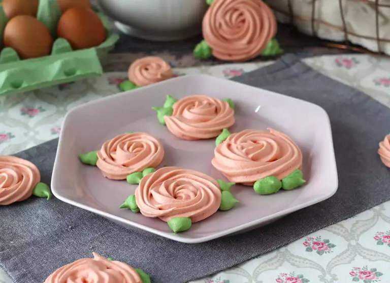 Meringues in de vorm van schattige roosjes!