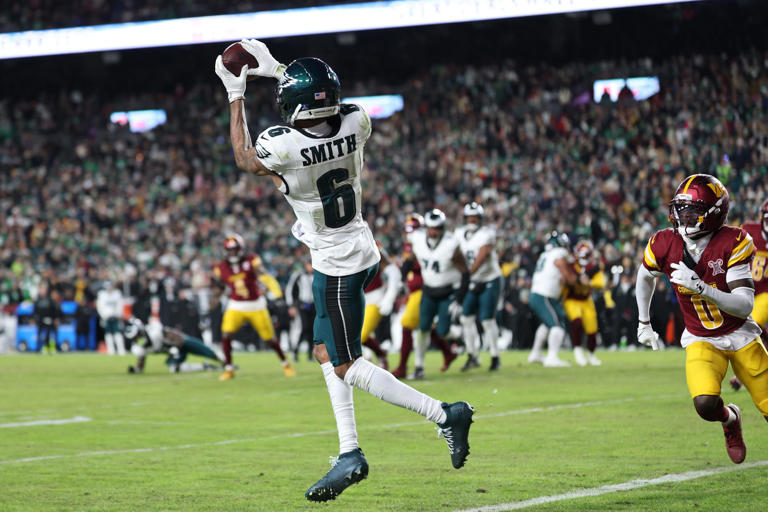 Eagles vs Commanders live updates. Saquon Barkley gets big milestone