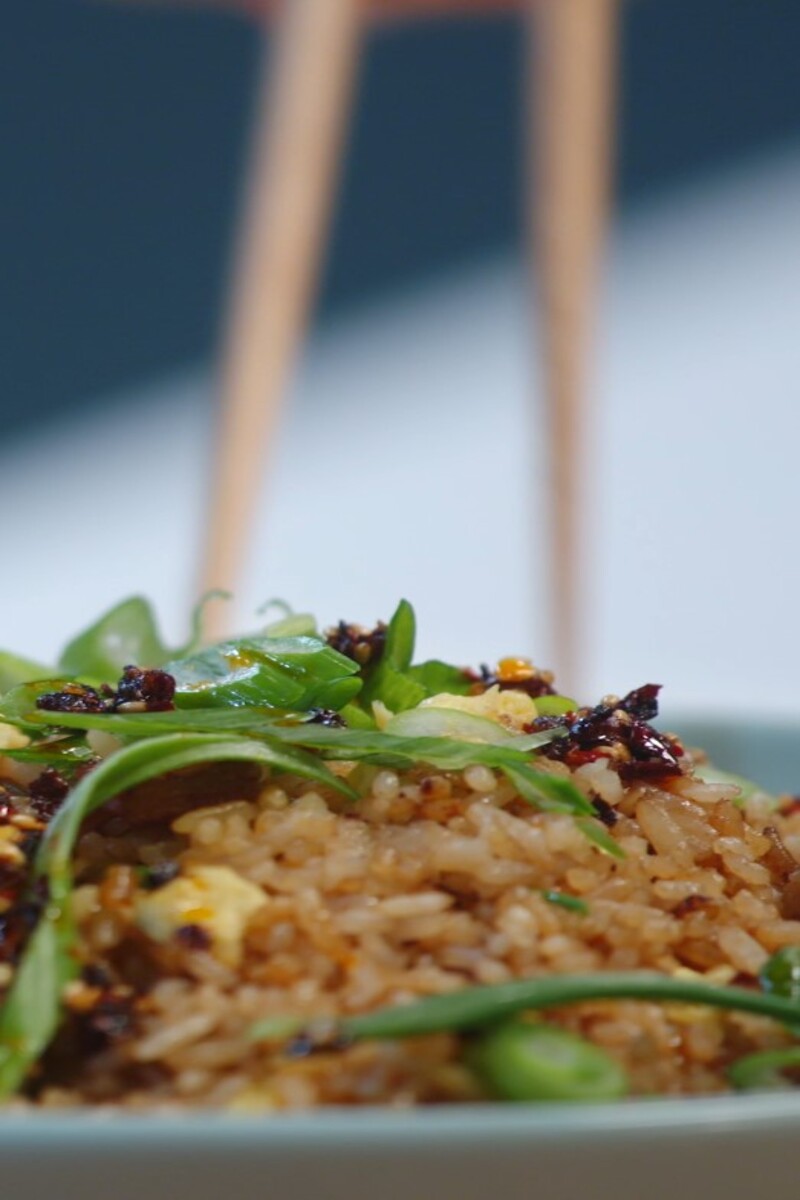 Riz frit asiatique classique avec du bacon