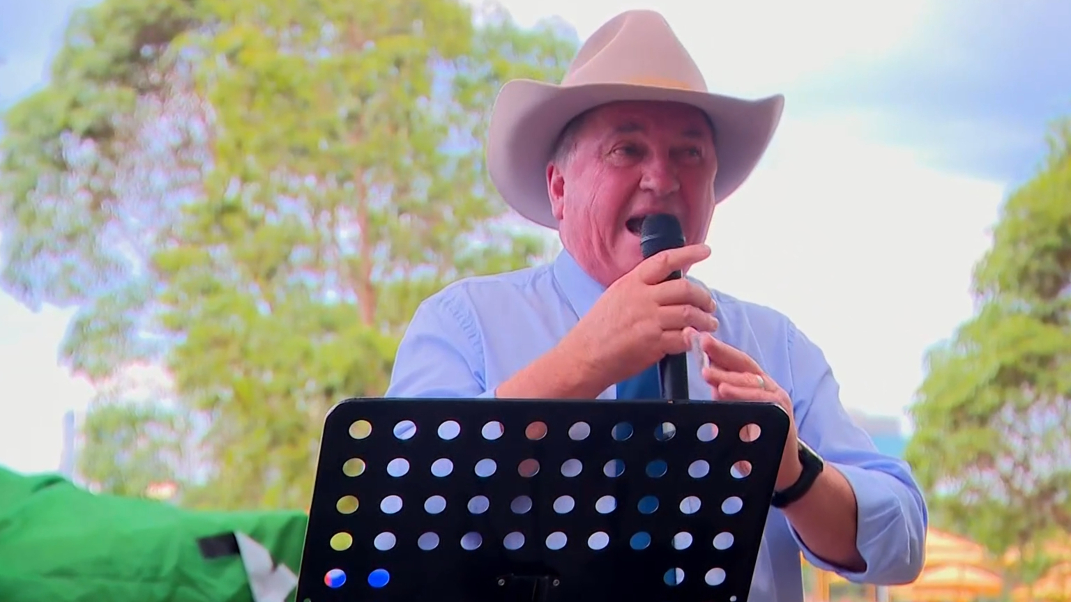 Hundreds join 'Australia first' rally despite calls to stop