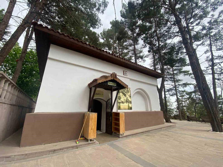 Batı Karadeniz’in fatihi Emir Karatekin Bey’in kabrini her yıl binlerce ...