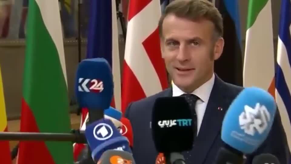 Macron pauses remarks amid microphone chaos