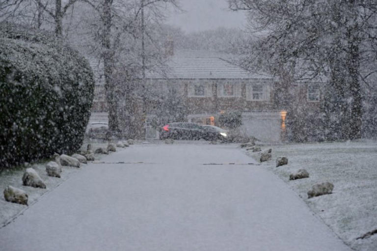 UK faces 418 miles of snow six inches deep with five counties in ...