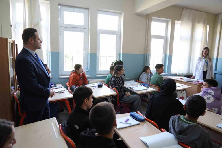 İl Milli Eğitim Müdürü Çay, Köyceğiz’de öğrenci ve öğretmenlerle bir ...