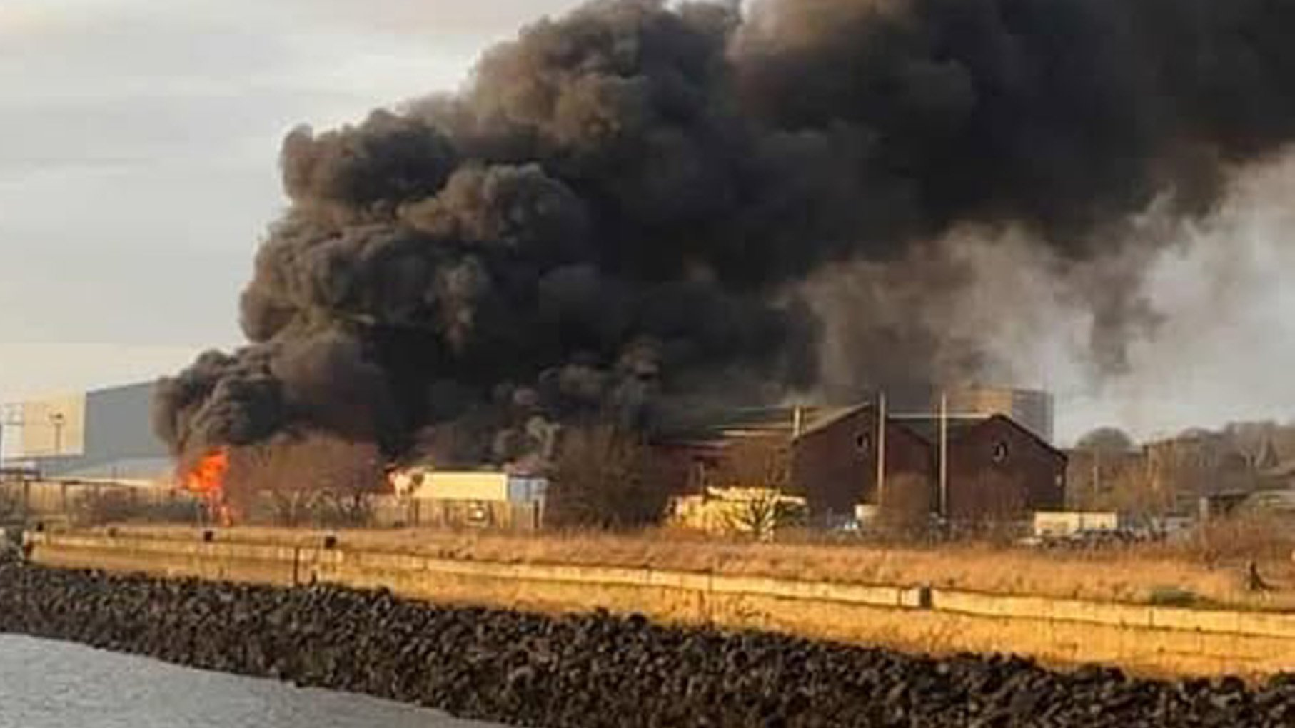 Massive fire near Methil Harbour engulfs lorries