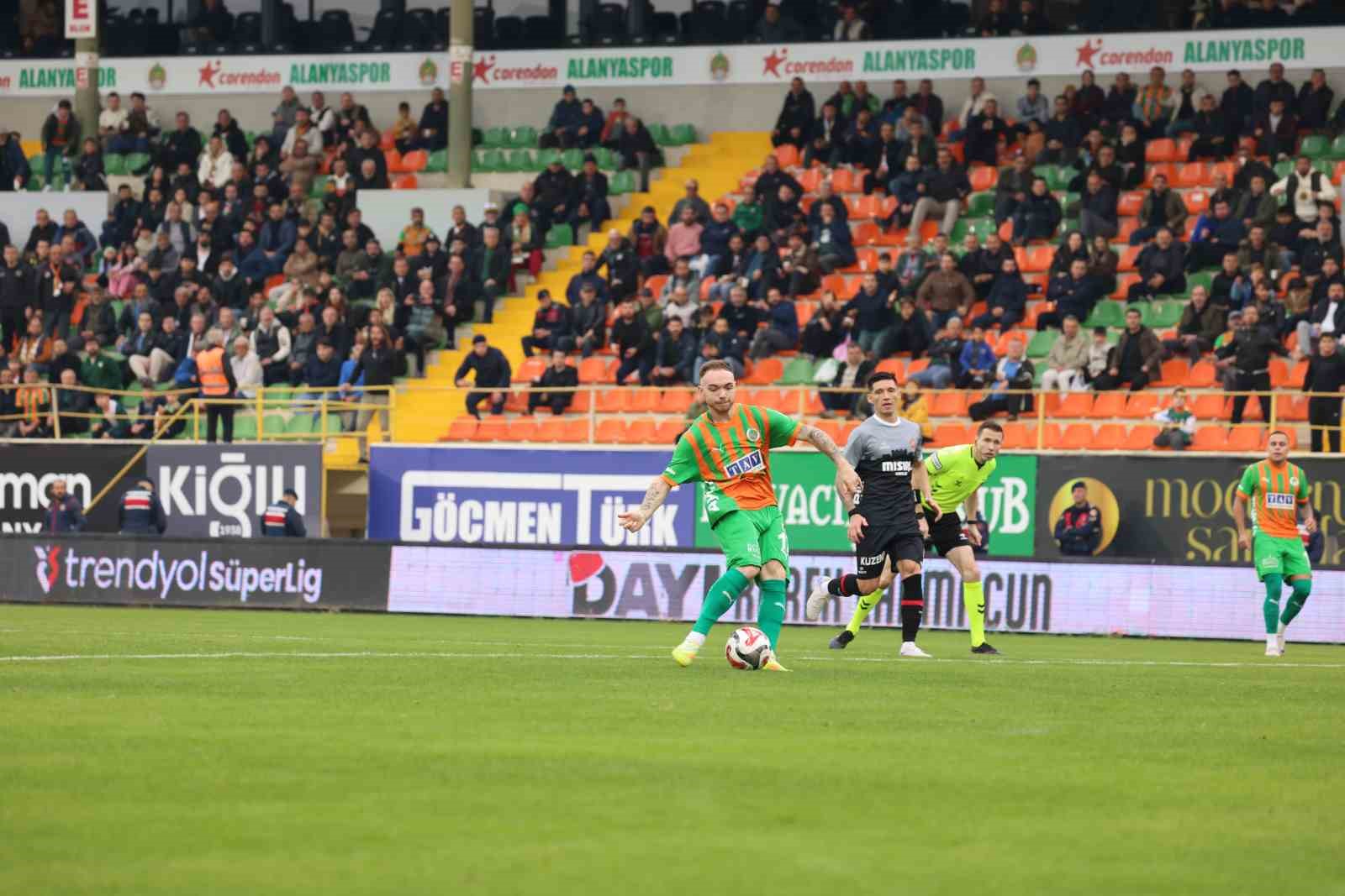 Trendyol Süper Lig: Corendon Alanyaspor 2 - Fatih Karagümrük 0 (Maç sonucu)