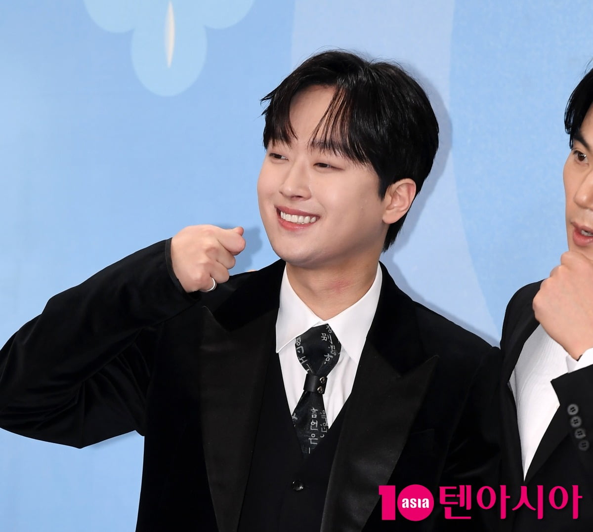 이찬원, '불법 시술 의혹 해명' 전현무에 대상 뺏겼다… "건전한 웃음과 멋진 모습 보여드릴 것"